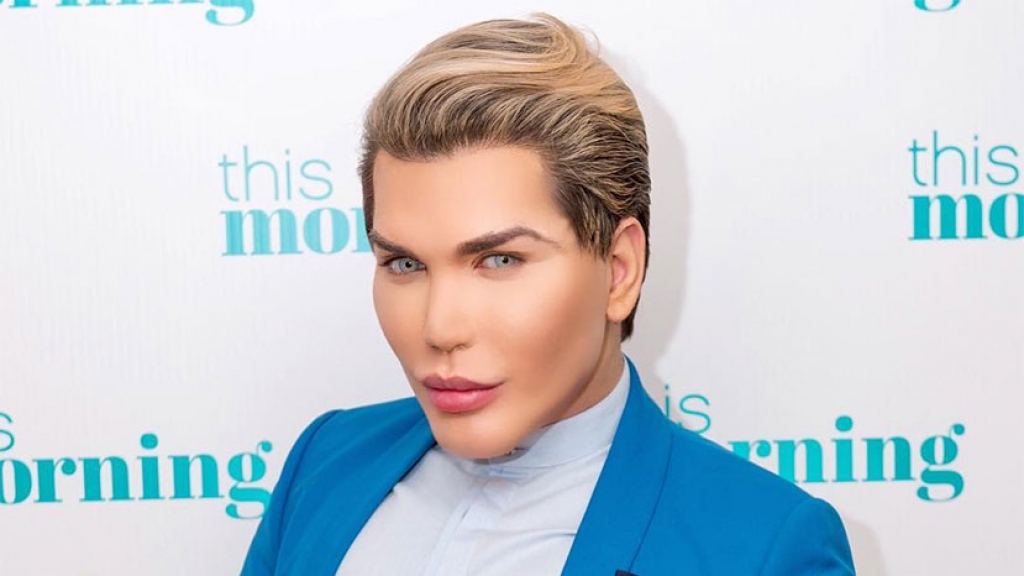 «Ken humano» se relaja en la playa y muestra su operado cuerpo ...