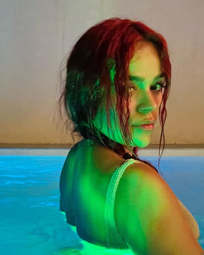 "Bombona": Karol G se la juega con coquetas fotos en traje de baño — RadioActiva 92.5