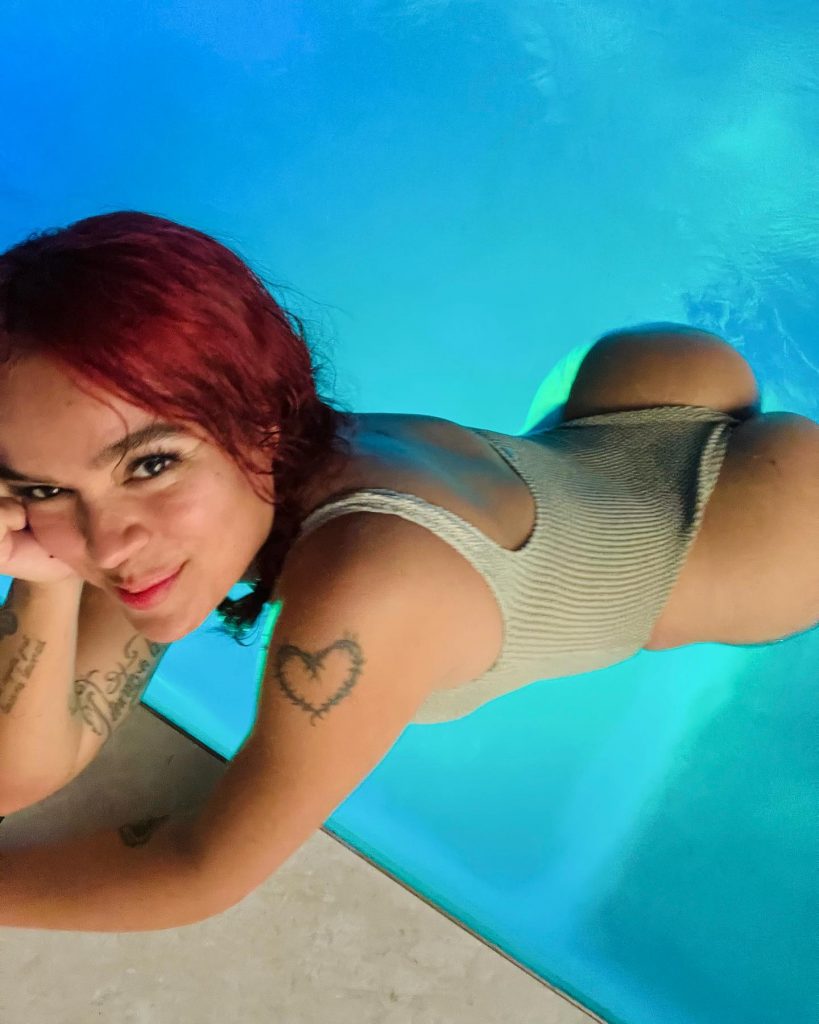 "Bombona": Karol G se la juega con coquetas fotos en traje de baño — RadioActiva 92.5