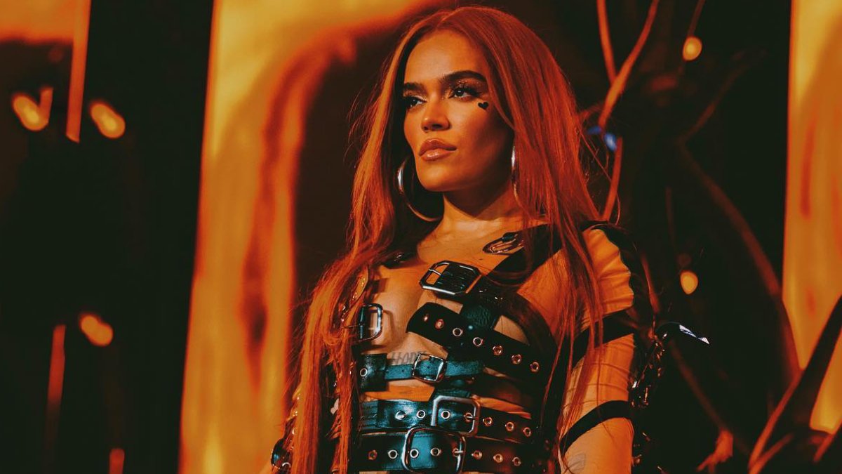 "Bombona": Karol G se la juega con coquetas fotos en traje de baño ...