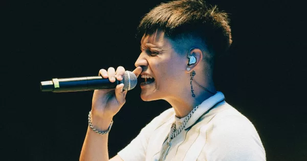 El homenaje de Kidd Voodoo a "Los Tres" que hizo vibrar al público en ...