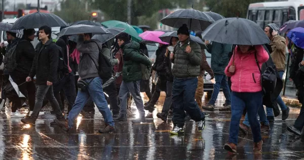 Lluvia en la Región Metropolitana: Iván Torres sorprendió en TVN con ...